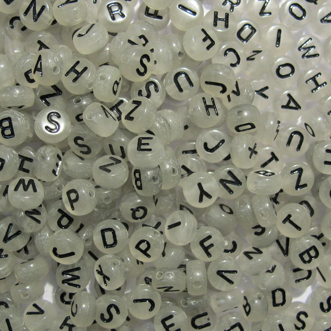 Plas 6mm coin letter grey/black 350pcs – Wholesale Beads